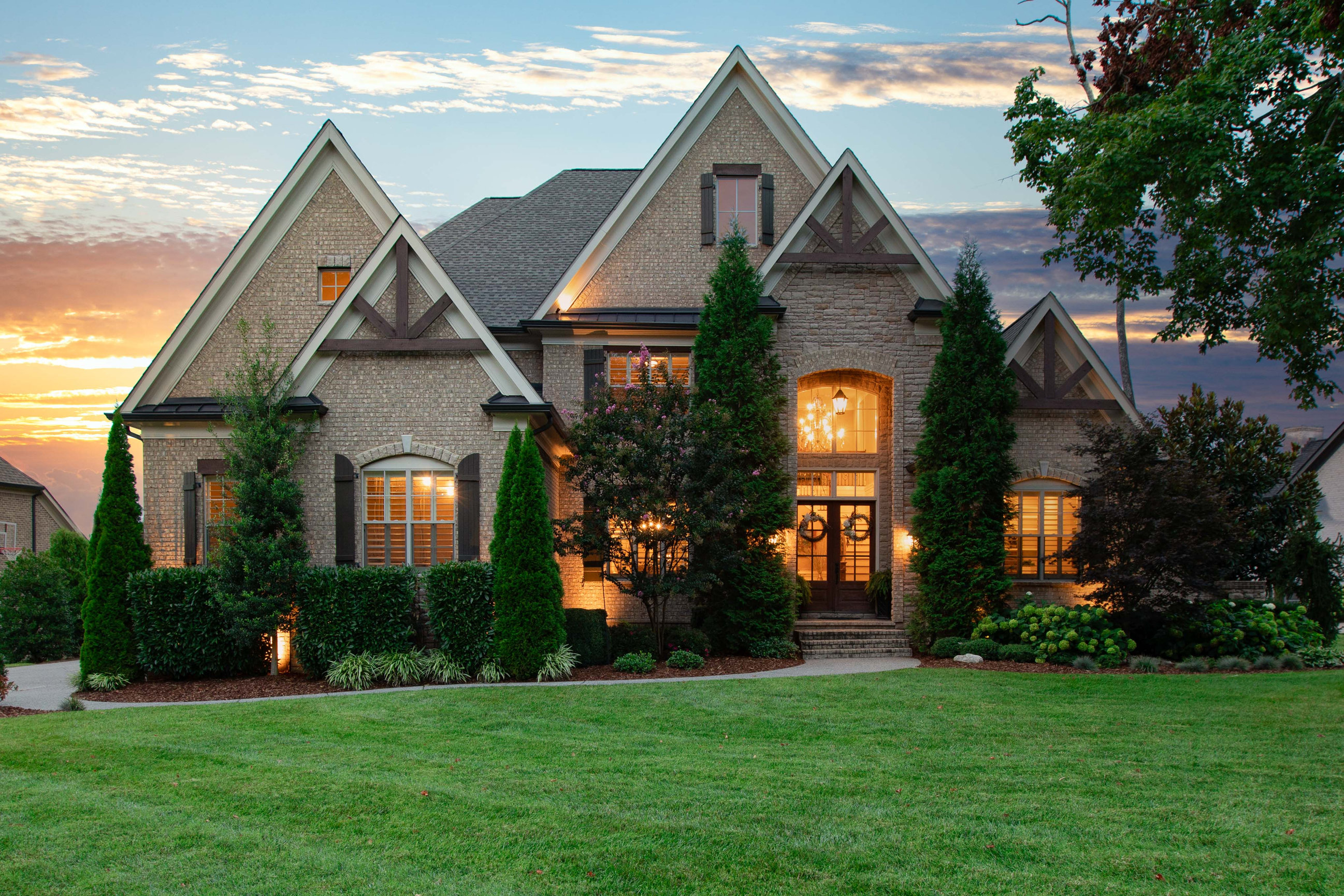 EXTERIORS - Luxury Level Media