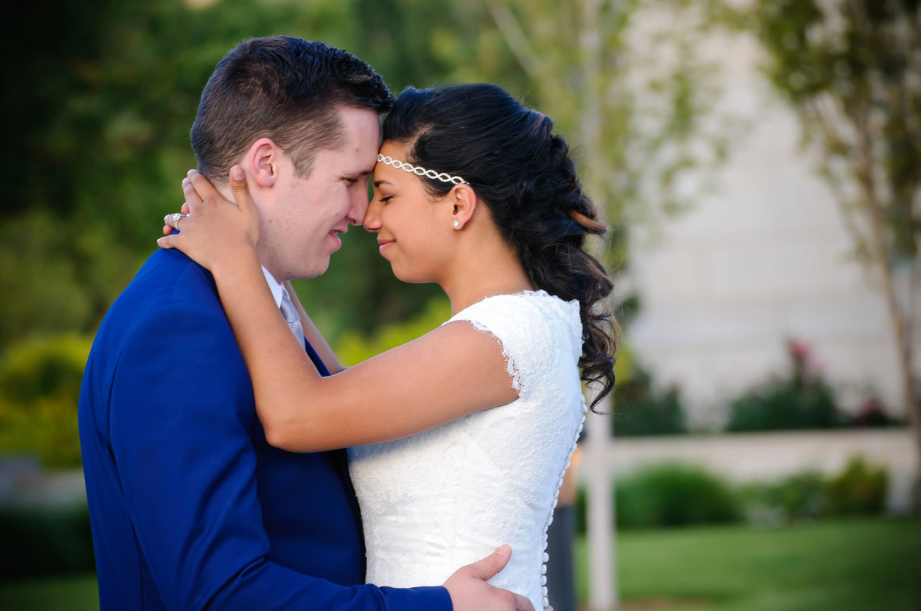 Victoria & Chris: Ogden Temple First Look - Erin Langford Photo